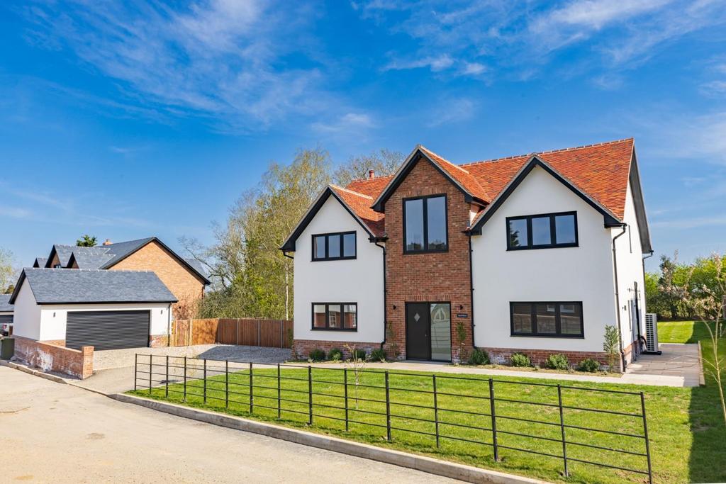 Sparlings Farm, Chelmsford Road, Dunmow 4 bed detached house - £1,100,000