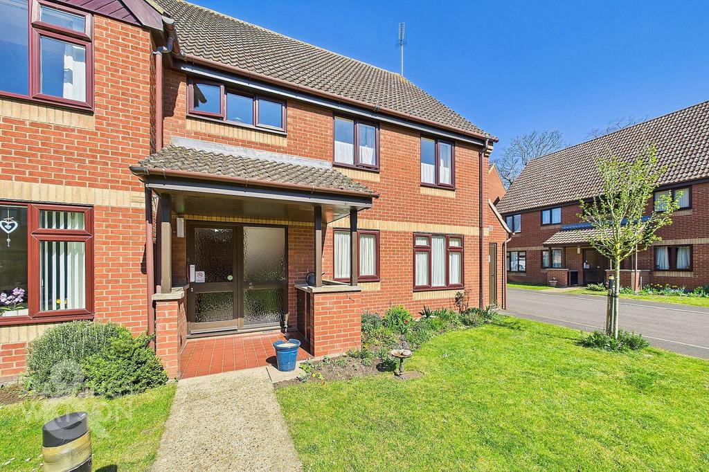 Parkside Court, Diss 2 bed flat for sale - £160,000