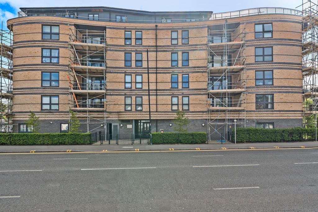 Slough, Berkshire, SL1 2 bed apartment - £1,600 pcm (£369 pw)