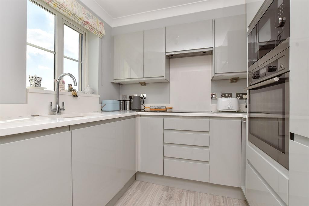 Pegasus Court, Banstead SM7 2 bed flat - £245,500