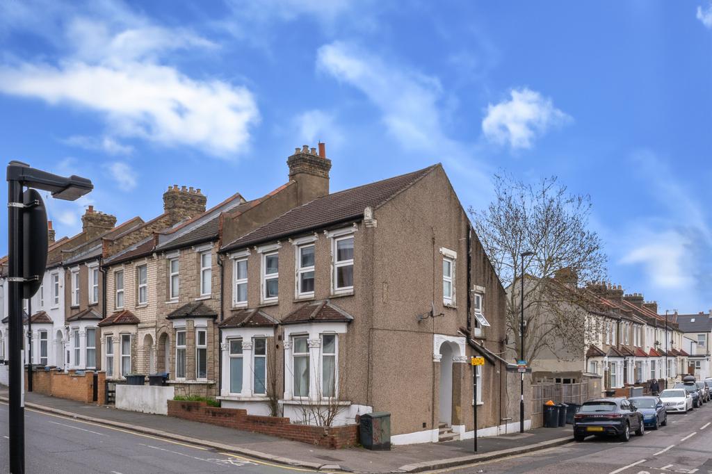 Bruce Road, London SE25 2 bed flat - £275,000