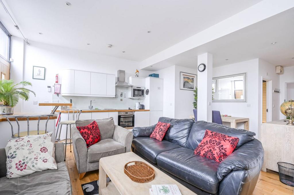 Stepney Causeway, Limehouse, London, E1 3 bed flat - £3,250 pcm (£750 pw)