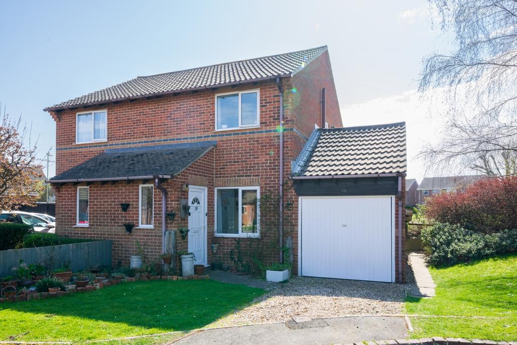 Goldfinch Lane, Lee-on-the-Solent, PO13 2 bed semi-detached house - £ ...