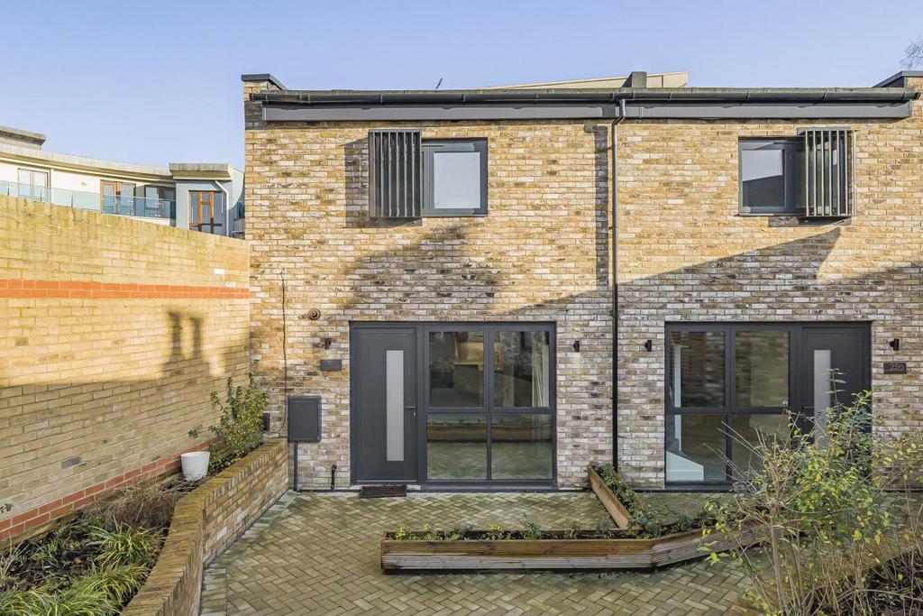 Scrooby Street, Catford, London, SE6 2 bed end of terrace house - £450,000
