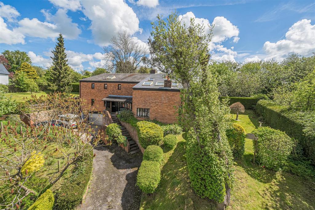 High Street, Easterton 5 bed detached house for sale - £735,000