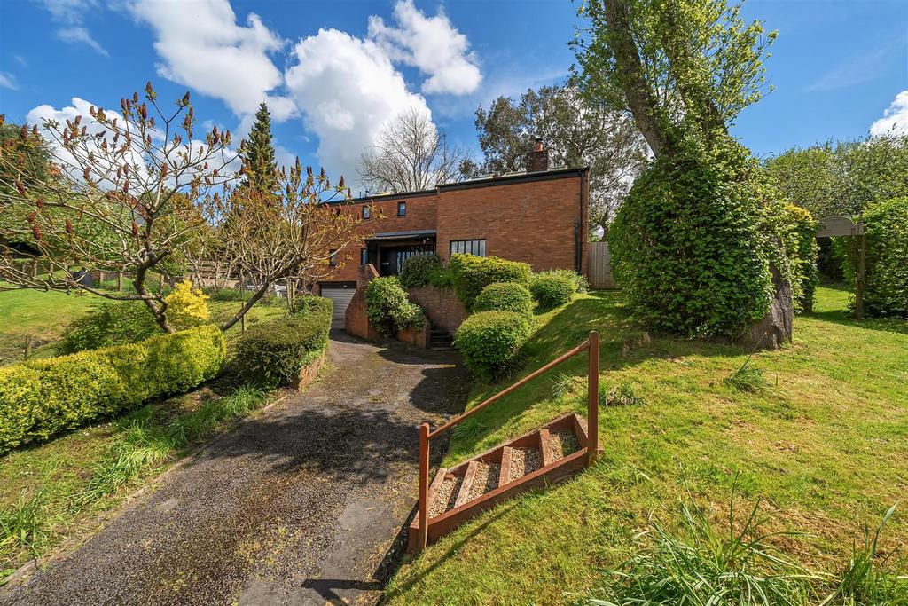 High Street, Easterton 5 bed detached house - £735,000