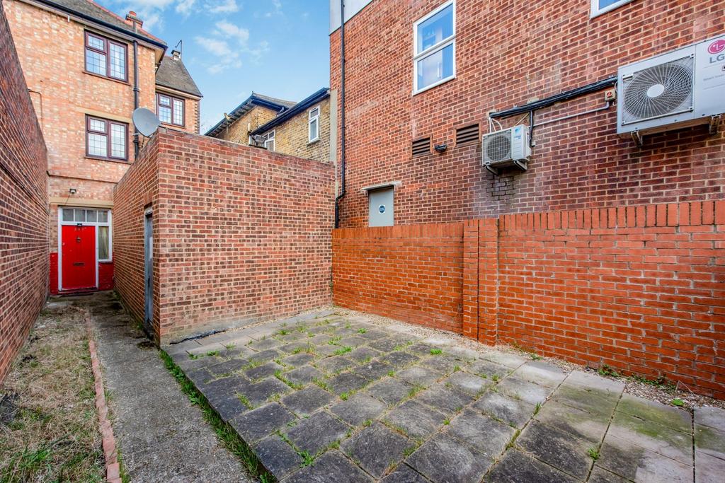 Broadway Bexleyheath DA6 3 bed flat - £1,650 pcm (£381 pw)