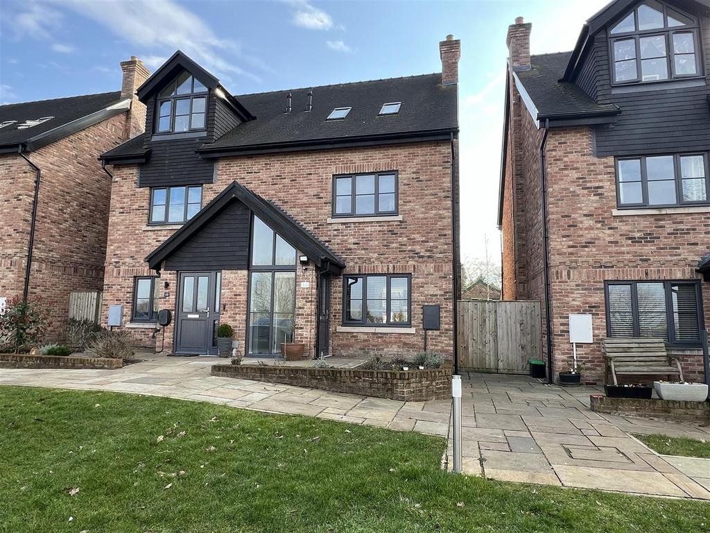 Windsor Place, Congleton 4 bed semi-detached house for sale - £395,000