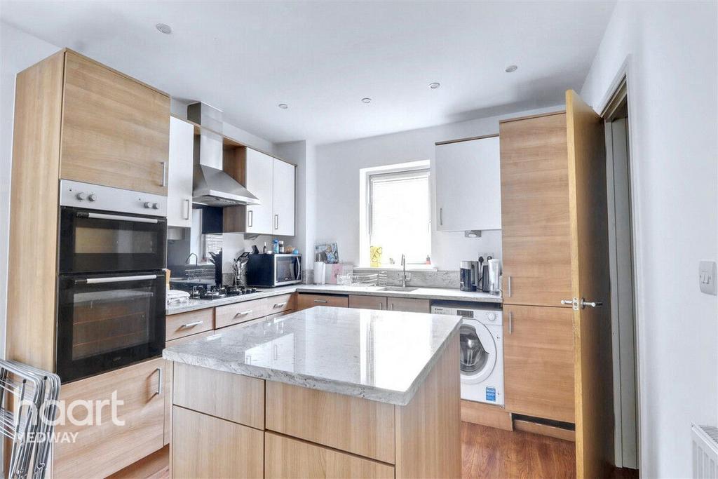 Little Victory Mount, CHATHAM 3 bed detached house - £1,795 pcm (£414 pw)