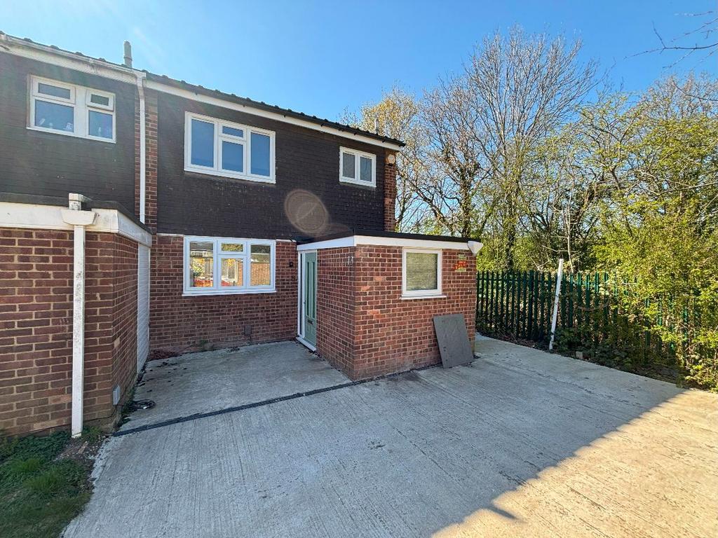 Hamilton Drive, Romford 3 bed end of terrace house - £2,000 pcm (£462 pw)