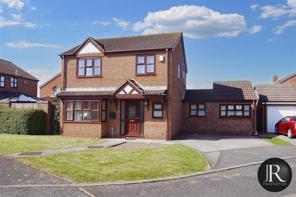 Chestnut Close, Rugeley WS15 3 bed detached house - £375,000
