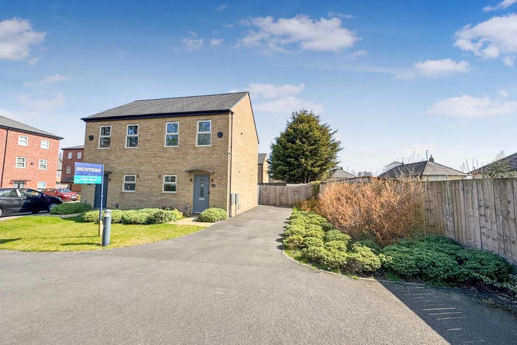 Manesty Grove, Leeds, West Yorkshire 2 bed semi-detached house - £210,000