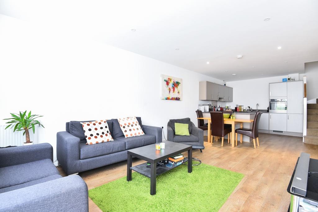 Boundaries Road Balham SW12 3 bed apartment to rent - £3,500 pcm (£808 pw)