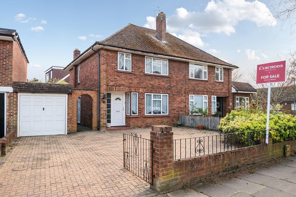 Stewart Avenue, Shepperton, TW17 3 bed semi-detached house - £550,000