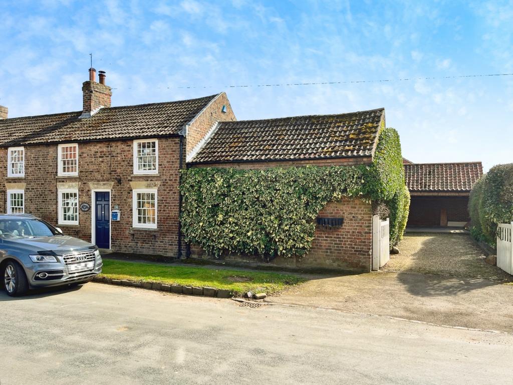 Main Street, Etton, Beverley, HU17 7PG 3 bed semi-detached house - £250,000