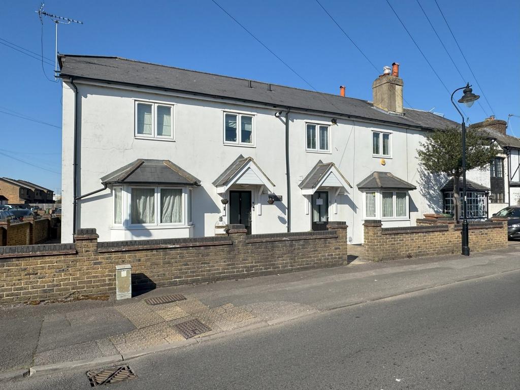 Bedfont Road, Staines-upon-Thames TW19 3 bed apartment for sale - £330,000