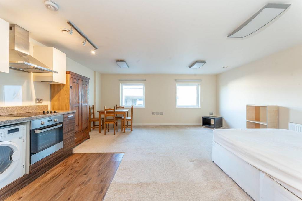 Southbridge Way, Southall, UB2 Studio to rent - £1,300 pcm (£300 pw)