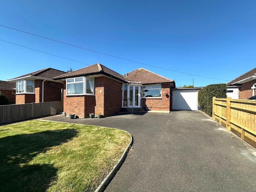Coombe Vale, Saltdean, BN2 8HN 2 bed detached bungalow for sale - £425,000