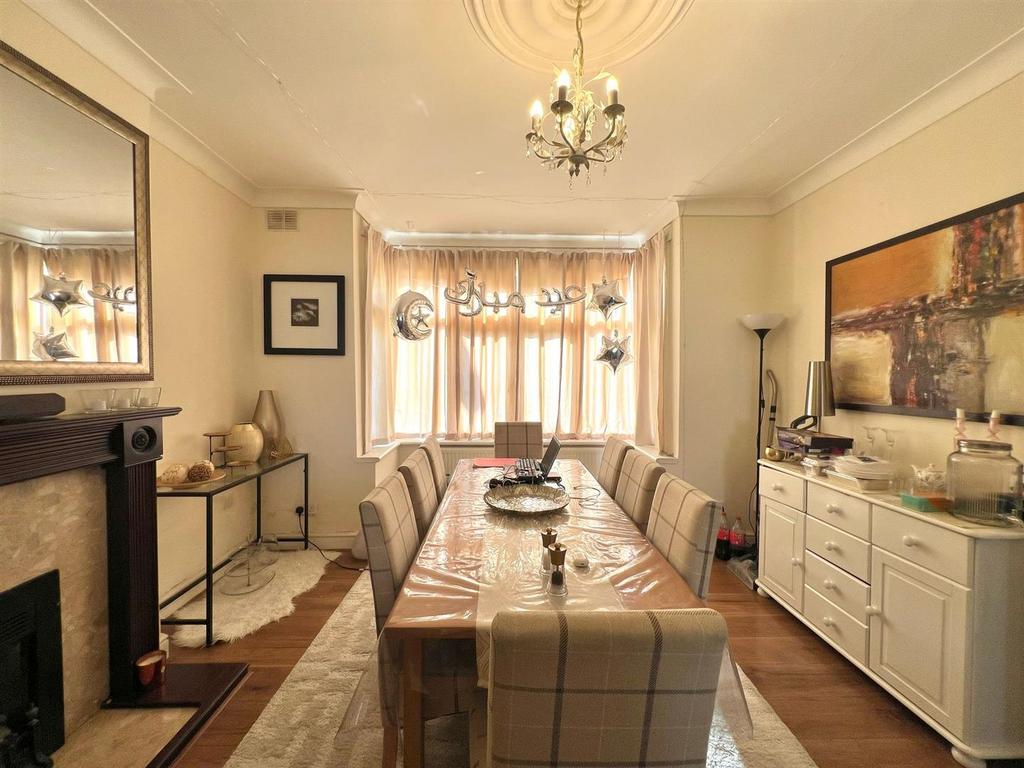 Pentire Road, London E17 5 bed terraced house - £3,100 pcm (£715 pw)