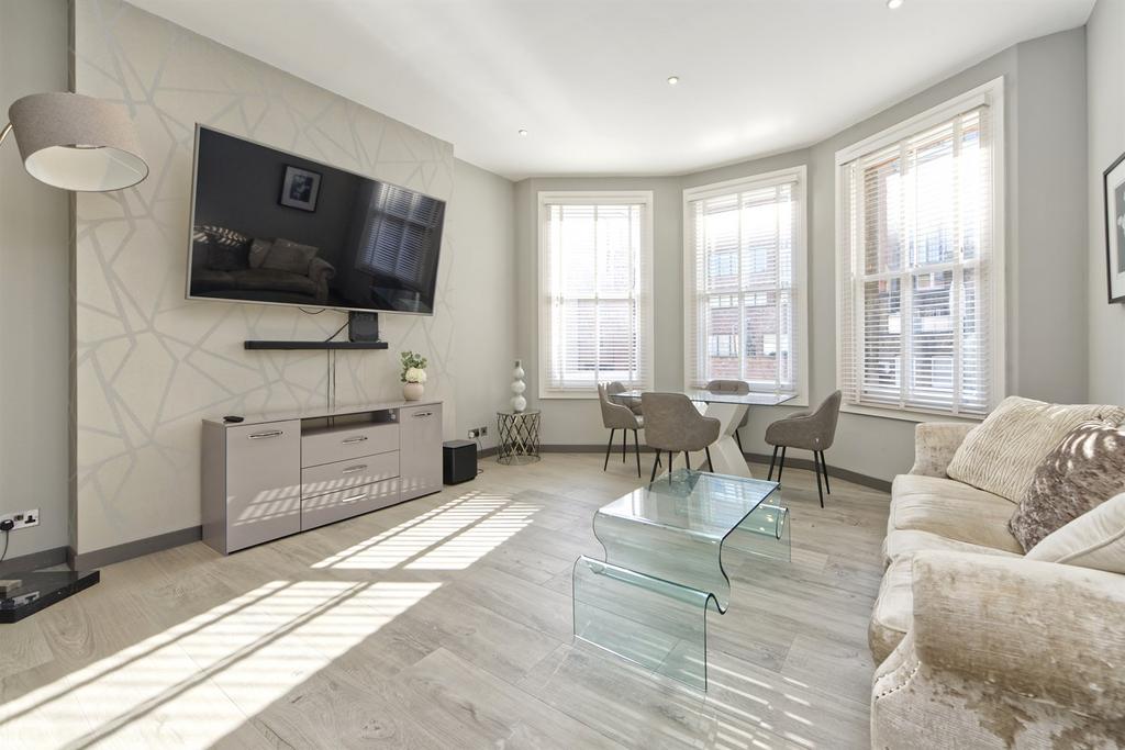 Kensington Court, London, W8 2 bed flat - £5,993 pcm (£1,383 pw)