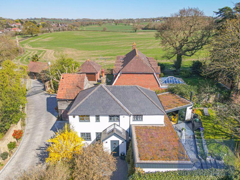 Hainault Road, Chigwell IG7 4 bed detached house for sale - £1,495,000