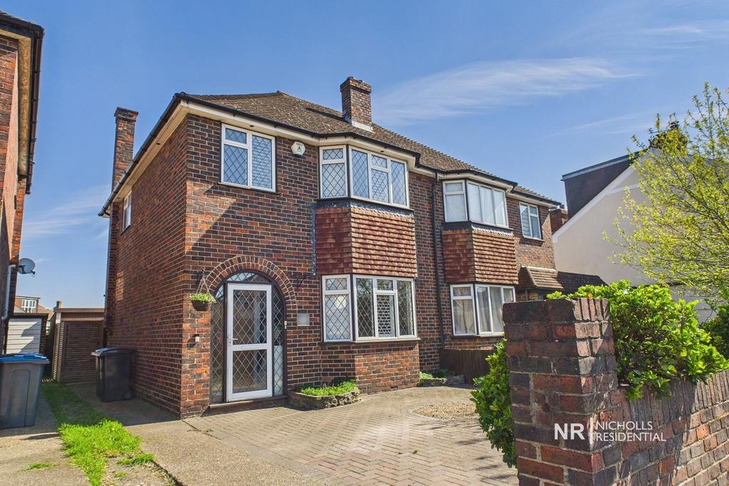 Hook Road, Chessington, Surrey. KT9 3 bed semi-detached house for sale ...