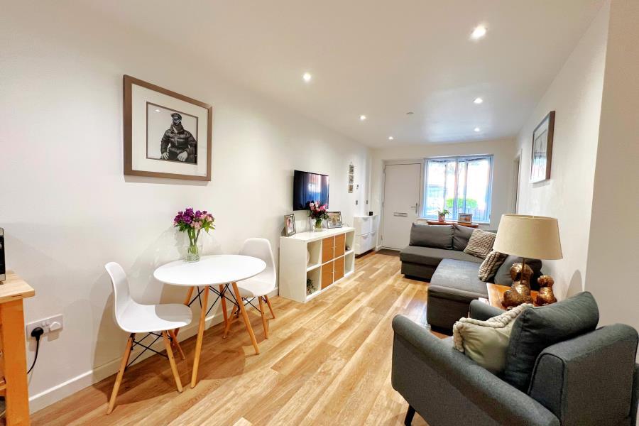 Trinity Place, Woking GU21 1 bed apartment - £1,250 pcm (£288 pw)