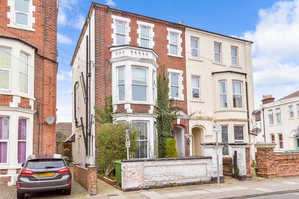 31 St. Andrew's Road, Southsea PO5 2 bed apartment for sale - £155,500