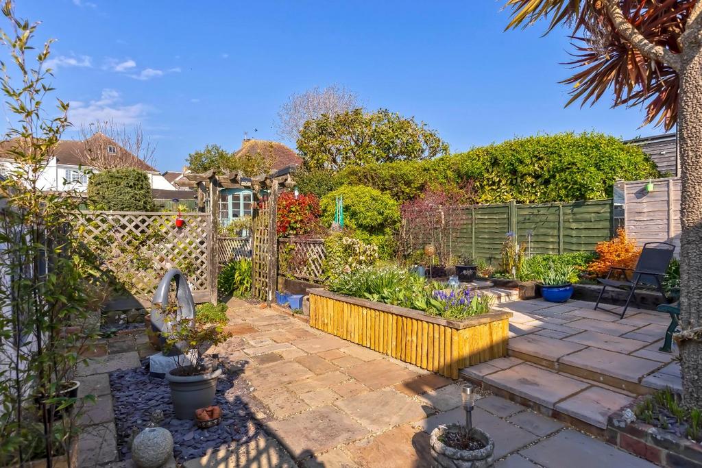 St. James Avenue, Lancing 2 bed semi-detached bungalow for sale - £400,000