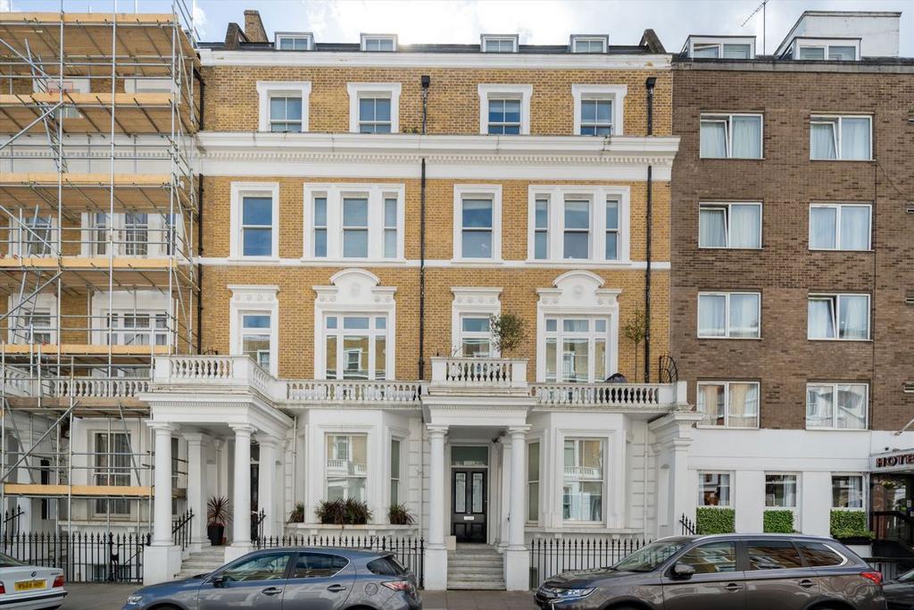 Nevern Place, London SW5 3 bed flat - £4,996 pcm (£1,153 pw)