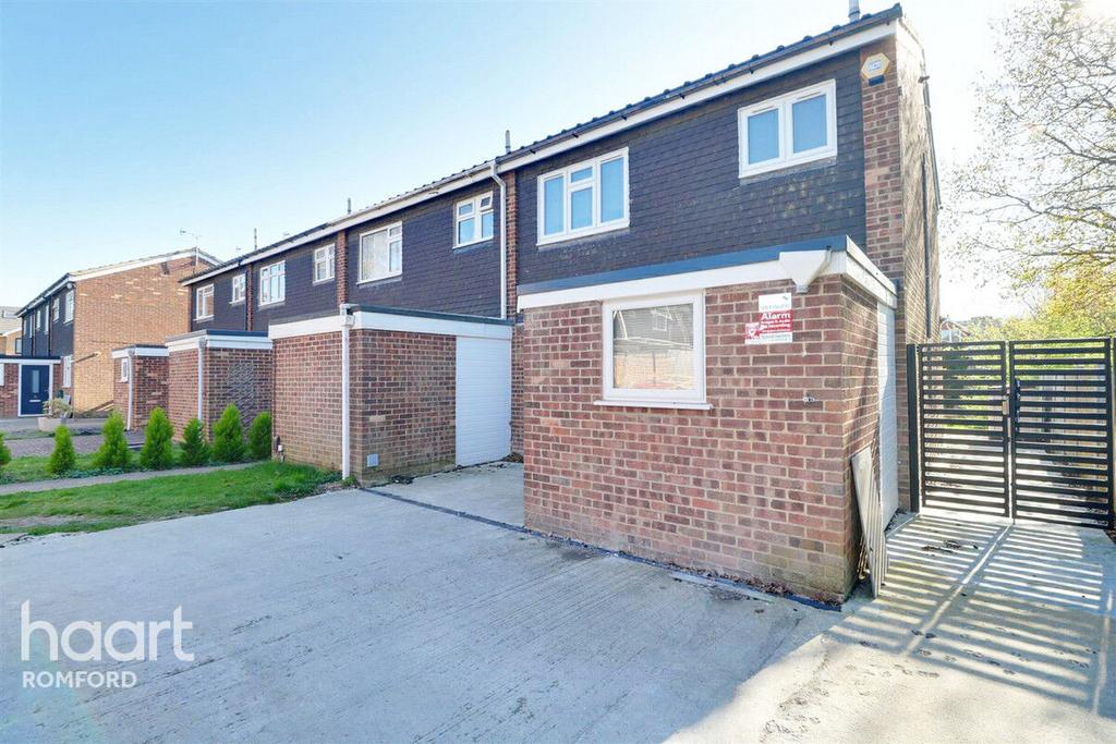 Hamilton Drive, ROMFORD 3 bed end of terrace house to rent - £2,000 pcm ...
