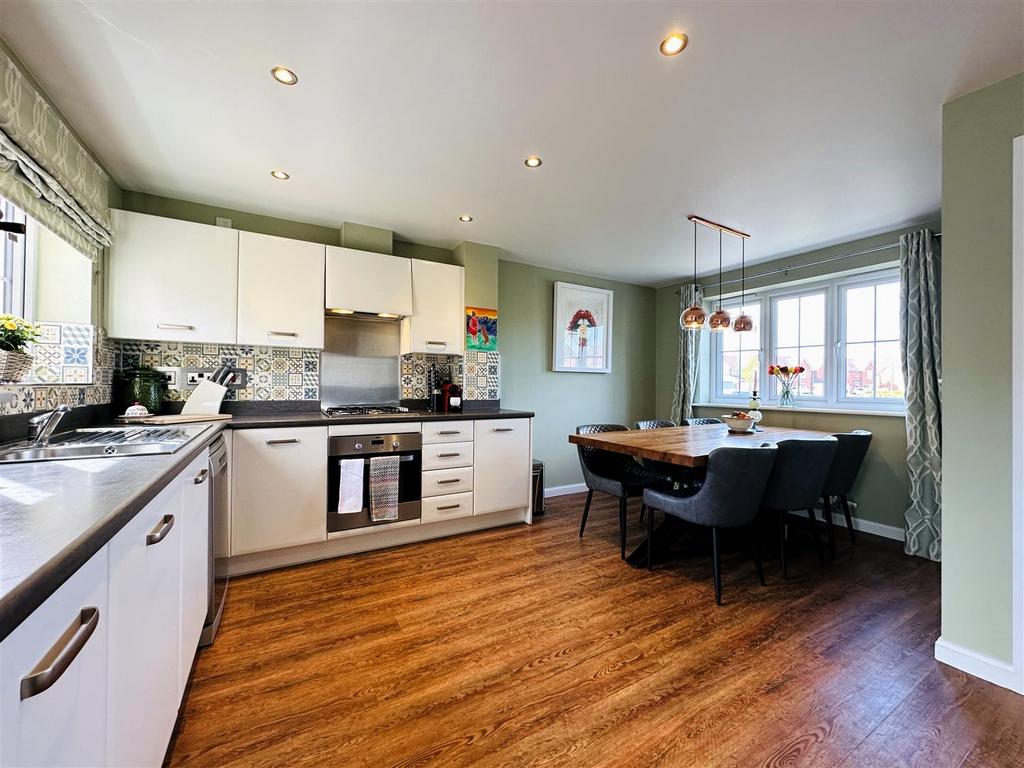 Riverside Avenue, Barlby, Selby 3 bed detached house - £300,000