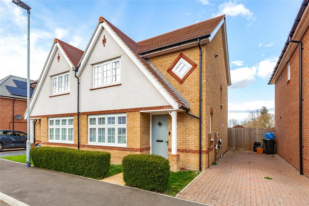 Dixon Link, Langdon Hills, Basildon... 3 bed semi-detached house for ...