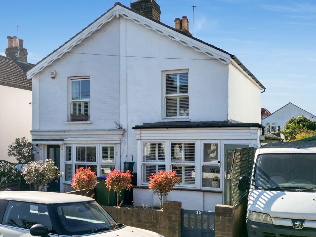 Dennis Road, East Molesey, KT8 2 bed semi-detached house for sale - £ ...