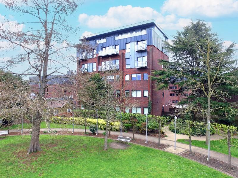 Thames Street, Staines TW18 2 bed flat to rent - £1,800 pcm (£415 pw)
