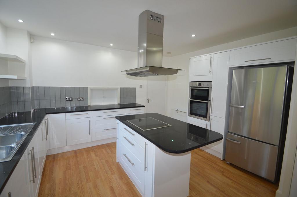 Wimborne Close, London, IG9 4 bed house to rent - £3,250 pcm (£750 pw)