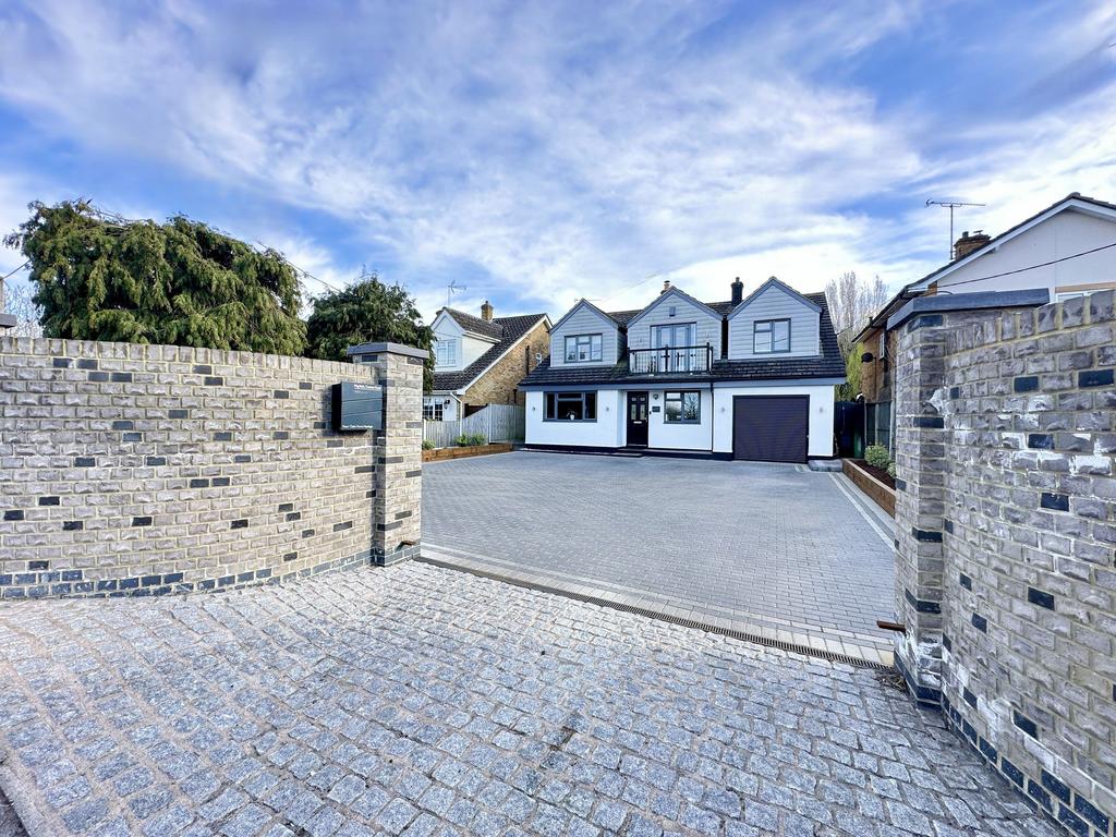 Dunton Road, Basildon SS15 4 bed detached house for sale - £900,000
