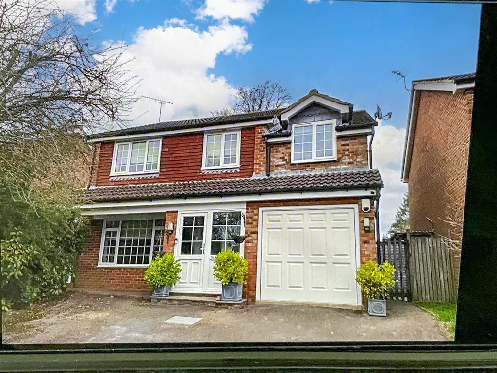 The Fieldings, Horsham RH13 4 bed detached house for sale - £396,500