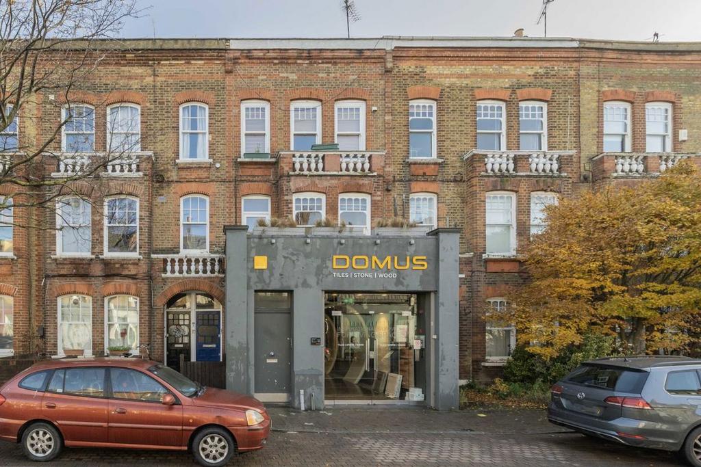 Queenstown Road, London SW8 1 bed flat - £2,200 pcm (£508 pw)