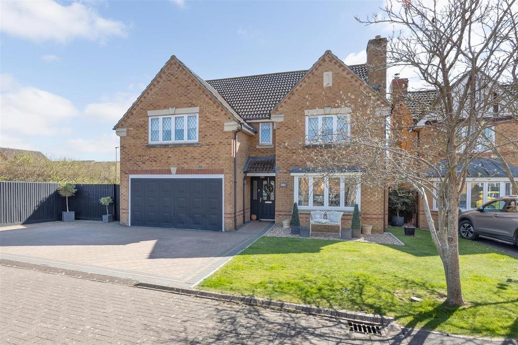 Cornbrash Rise, Paxcroft Mead 4 bed detached house - £575,000