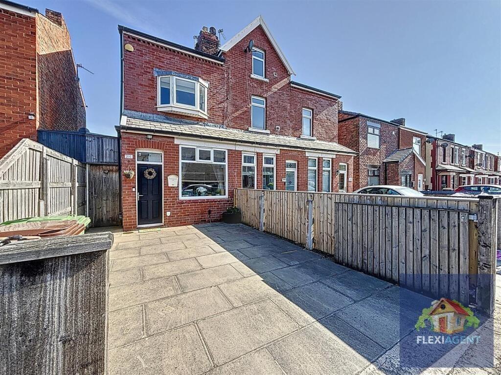 Southport, Merseyside PR8 3 bed end of terrace house - £190,000