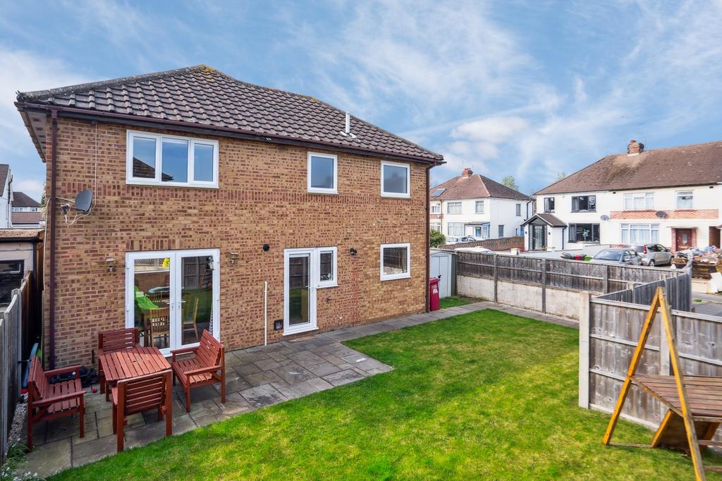Blumfield Crescent, Slough SL1 4 bed detached house - £650,000