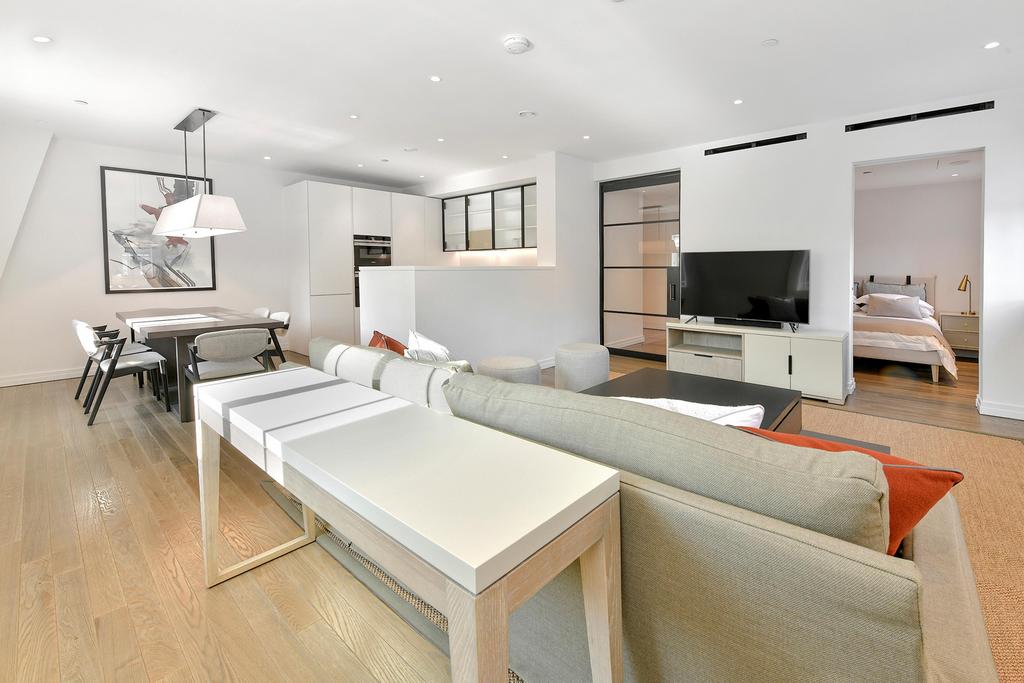 Little Portland Street, London, W1W 3 bed flat - £7,908 pcm (£1,825 pw)