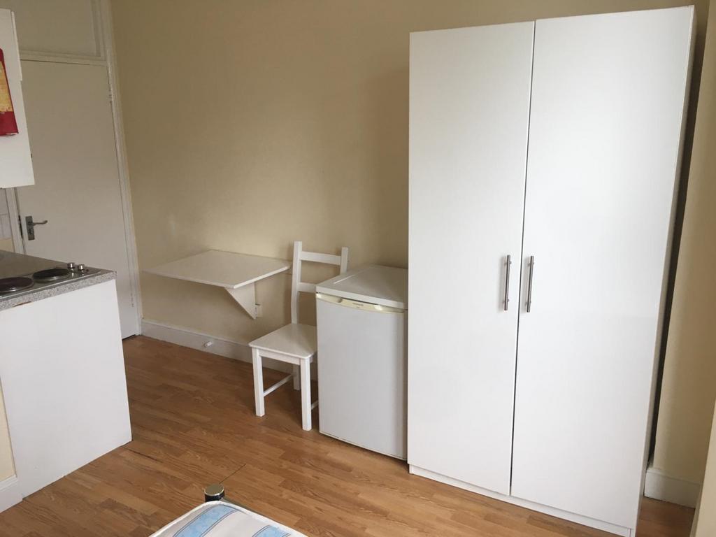 Blythe Road, London, W14 Studio - £1,191 pcm (£275 pw)