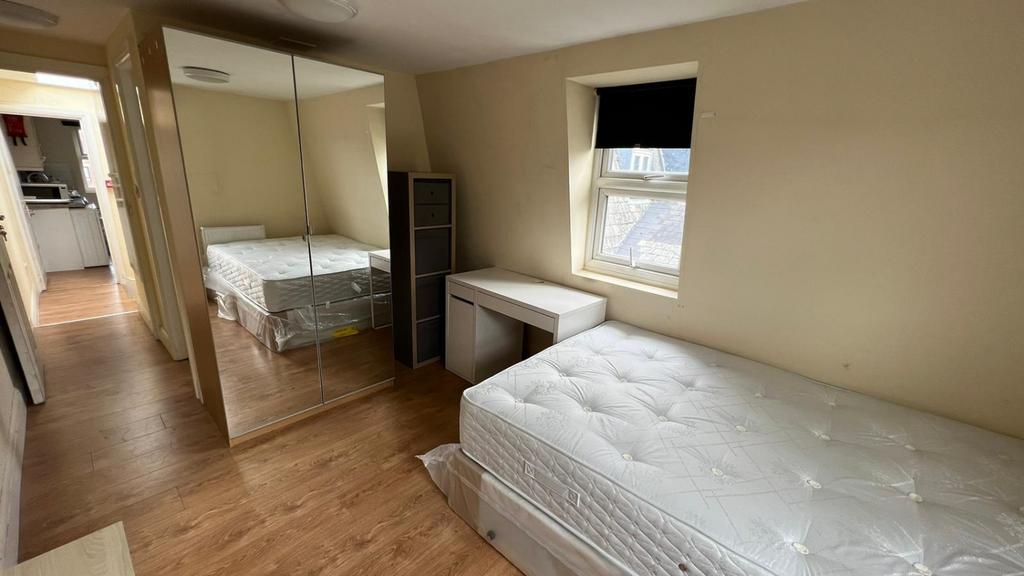 Colet Gardens, London, W14 3 bed flat - £2,253 pcm (£520 pw)