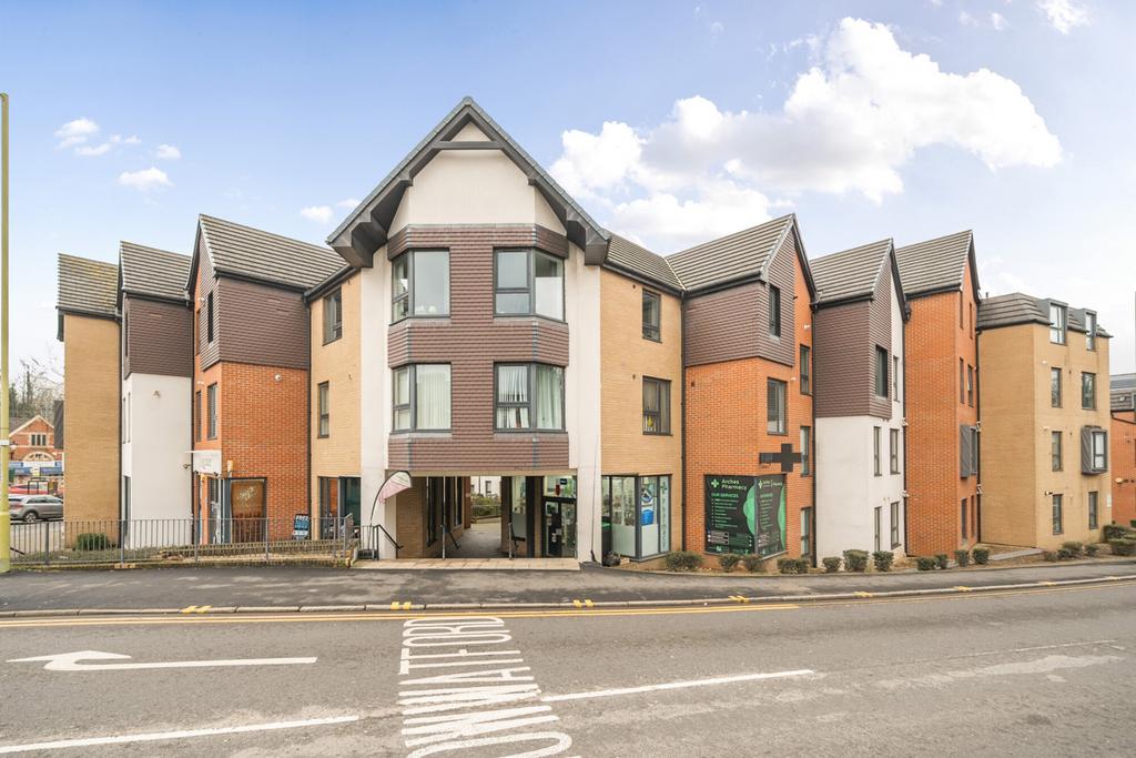 Owen Square, Watford, Hertfordshire 2 bed apartment for sale - £325,000