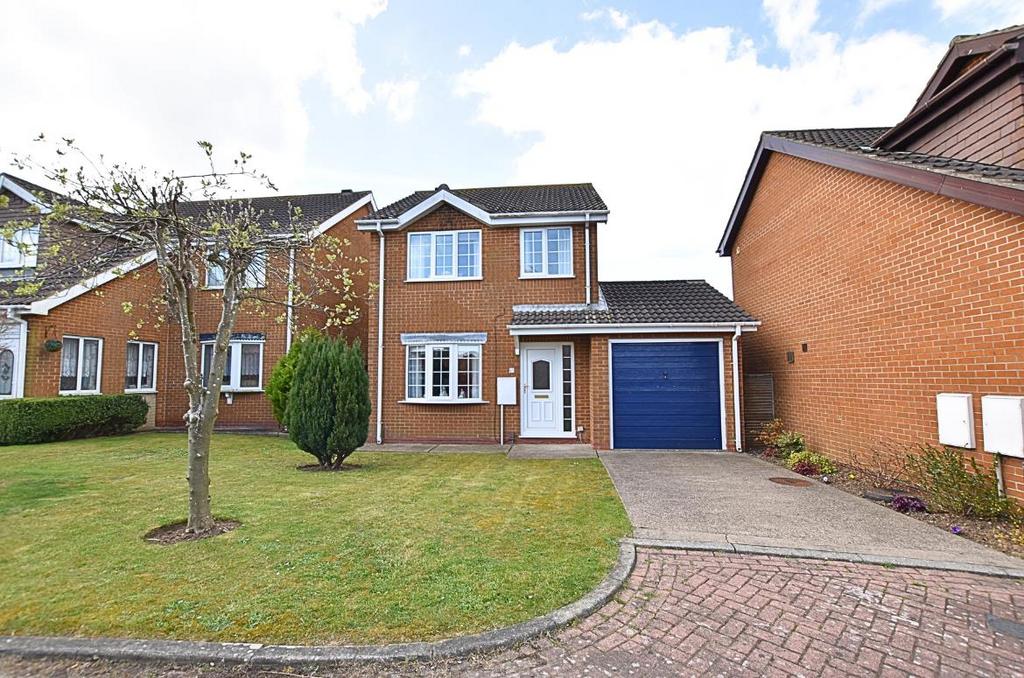 Cyrano Way, Grimsby DN37 3 bed detached house - £190,000