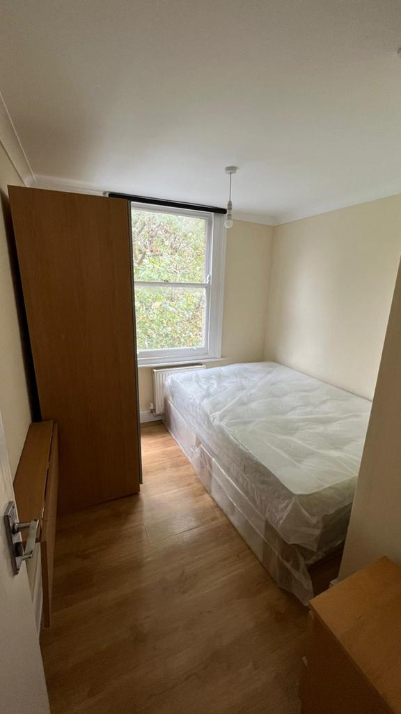 Hammersmith Grove, London, W6 3 bed flat - £1,906 pcm (£440 pw)