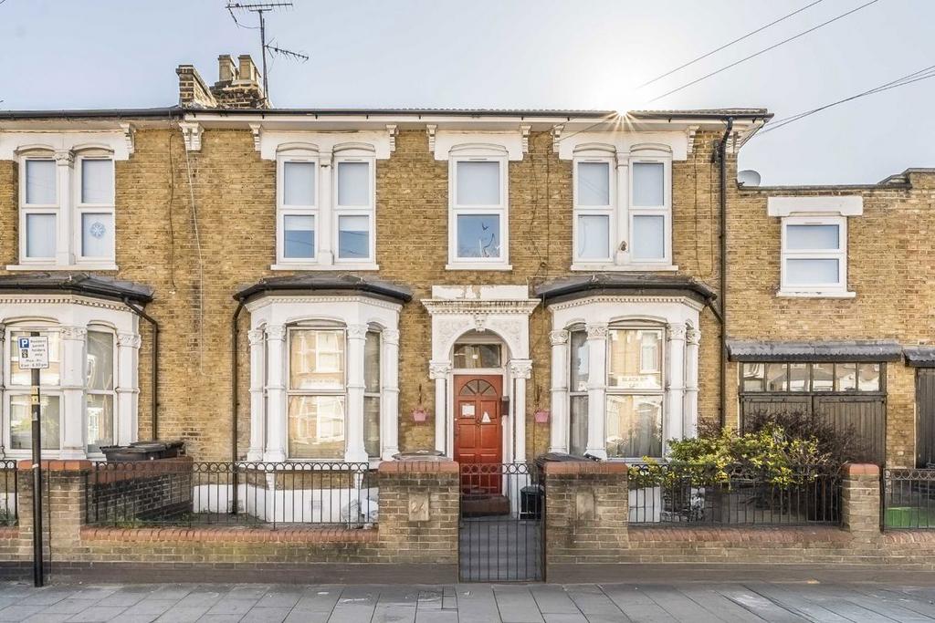 La Rose Lane, London N15 4 bed flat - £2,496 pcm (£576 pw)
