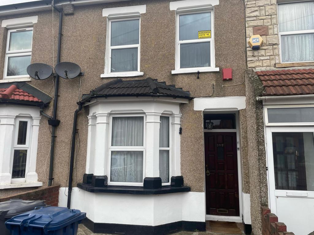 Queens Road, Southall UB2 5 bed house - £2,995 pcm (£691 pw)